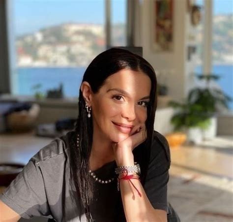 Cemre Kemer Mutlu Aile Pozunu Paylaştı