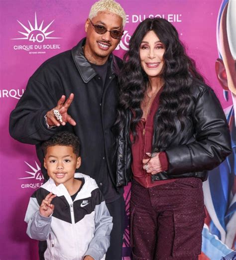 ¡cher De 78 Años Sale Con Su Prometido E Hijastro ¡los Fans