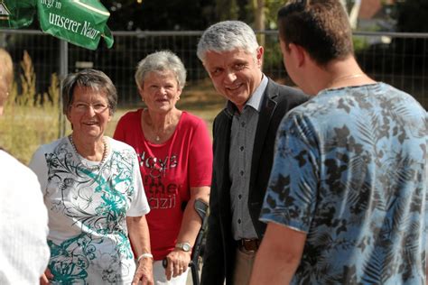 Ob Dr Matheis Im Gespraech Mit Patio Mietern Und Interessenten