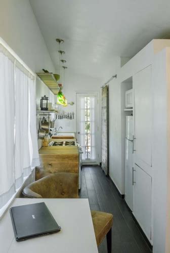 Hol Ingust Cu Bucatarie Si Loc Pentru Masa