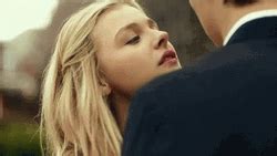 Chloe Moretz And Aaron Johnson Kiss