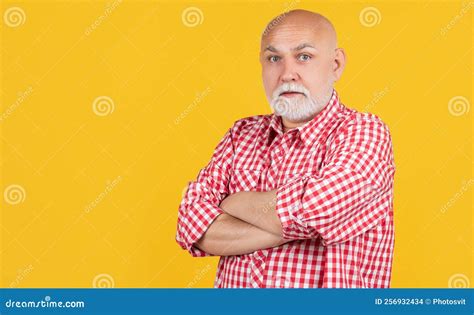 Sorprendido Anciano O Abuelo Con Camisa A Cuadros De Fondo Amarillo Foto De Archivo Imagen De