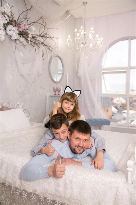 Der Vater Mit Kindern Vati Und Ihre Tochter Und Sohn Showdaumen Oben