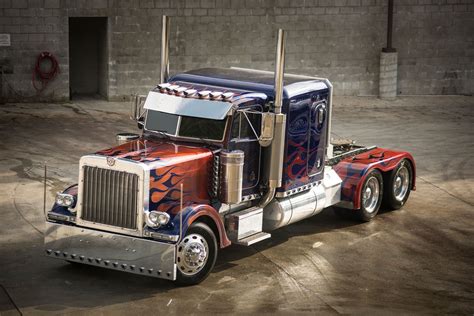 Mark Wahlberg Transformers Truck