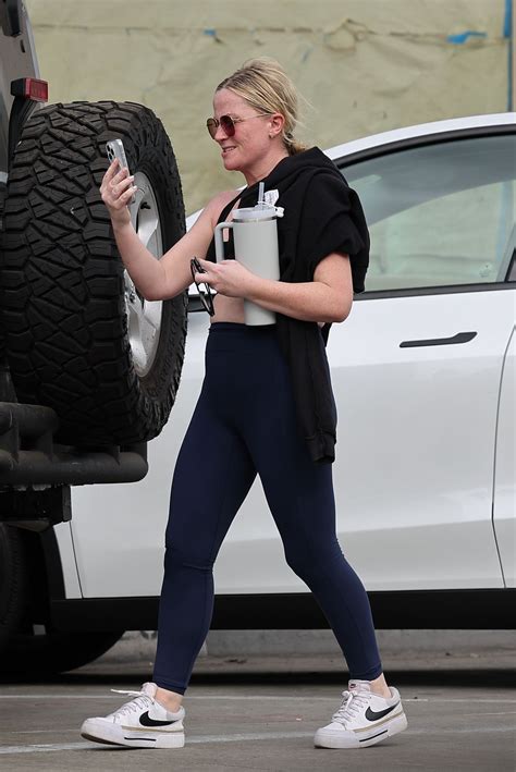 Amy Poehler Flaunts Abs Post Pilates On Facetime 11 26 2024 • Celebmafia