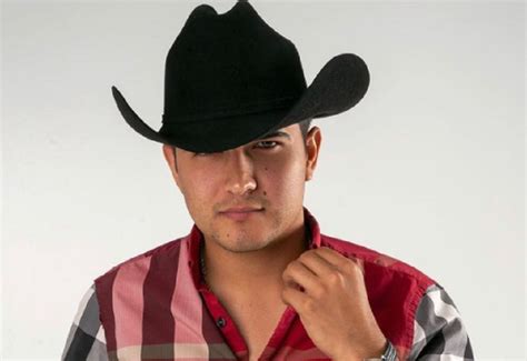 Ulices Cháidez Sorprende Con El Tema Tenía Que Ser Así Claudiaperalta