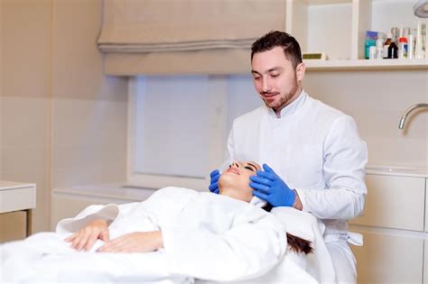 Premium Photo Doctor Makes A Markup On The Face Of A Beautiful Female