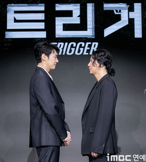 포토 김영광 김남길 등에 기대