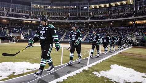 North Dakota Upends Neb Omaha In Outdoor Hockey Game