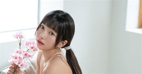 ‘인간 복숭아 된 최세희 꽃 들고 촉촉한 유혹