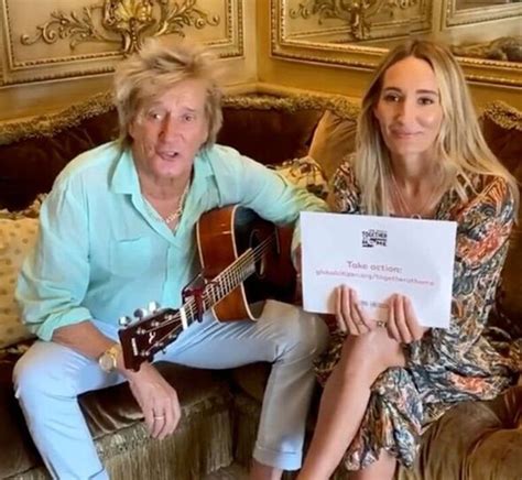 Rod Stewarts Daughter Ruby Breaks Bath In Lowest Pregnancy Moment