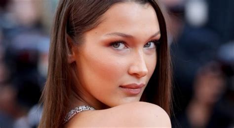 بالصورة بيلا حديد تثير الجدل بعدما ظهرت عارية تماما على مواقع التواصل