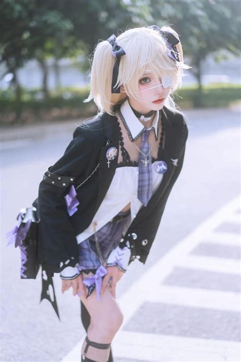 短裙制服 ，曼妙身姿，迷人心弦！原神 菲谢尔cos 知乎
