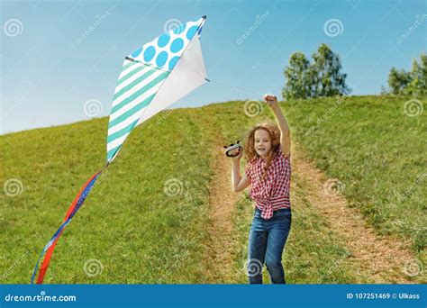 Gullig Liten Flicka Som Spelar Med En Flygdrake Fotografering För