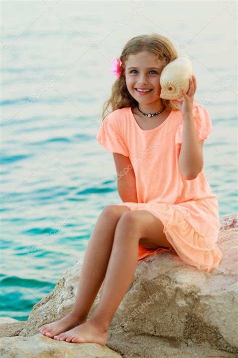 Summer Beach Summer Joy Lovely Girl With Shell At The Beach — Stock