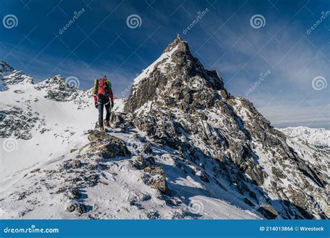 Un Alpiniste Grimpant En Hiver Alpin Comme Paysage De Haute Tatras