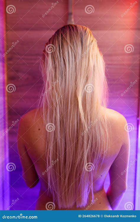 Bella Mujer Se Lava El Pelo En La Ducha Foto De Archivo Imagen De