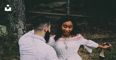 여자의 손을 잡고 계단을 올라가는 남자 사진 Unsplash의 무료 결혼식 이미지