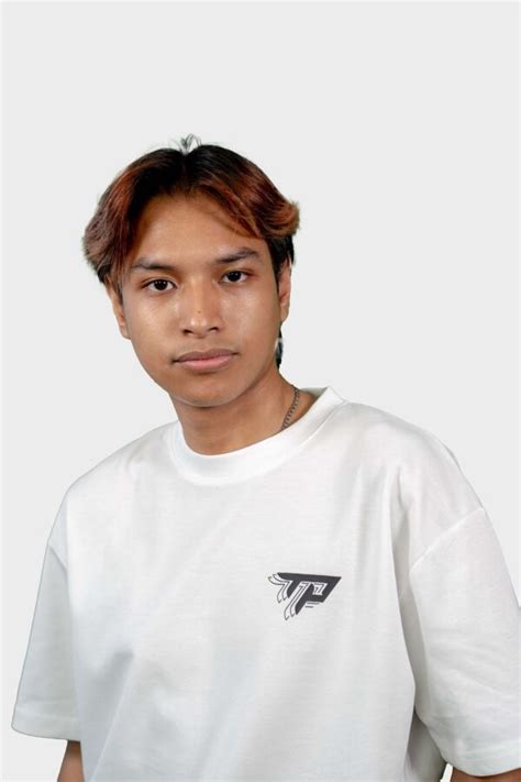 New Essential Tee 1st Avenue