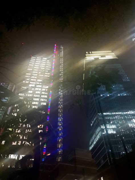 Misteriosa Foto De Los Edificios Modernos Iluminados De Londres Imagen De Archivo Imagen De