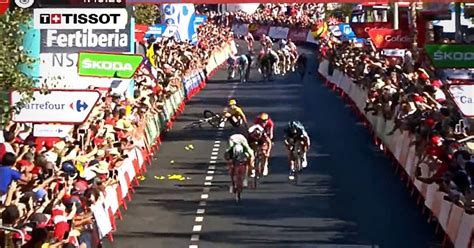 Vuelta A España 2022 Roglic Se Cayó A 50 Metros De La Meta Superman Y Rigo Llegaron Con El