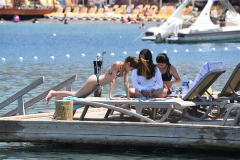 Simay Barlas Sezonu Açtı Magazin Haberleri