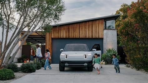 Scout Traveler Vs Rivian R1s Comparing Electric Suvs