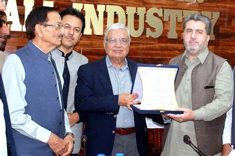 President Quetta Chamber Of Small Industries Presents Shield To Federal Ombudsman Ejaz Qureshi