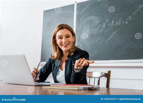 Weibliche Lehrerin Sitzt Am Computer Schreibtisch Hält Eine Brille Und