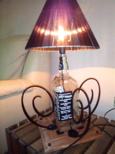 Lampada Da Tavolo Con Bottiglia Jack Daniels