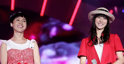 포토엔 친동생과 한무대 선 박혜경 웃는 모습이 닮았죠