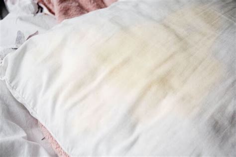How To Clean And Whiten Duvet And Pillows Without A Washing Machine