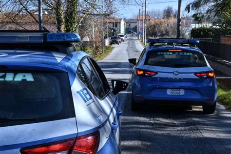 Trova Il Padre Morto In Bagno E Chiama La Polizia Ilcuoioindiretta