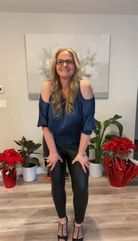 Sister Wives Christine Brown Flaunts Tiny Figure In Sexy Jeans For New