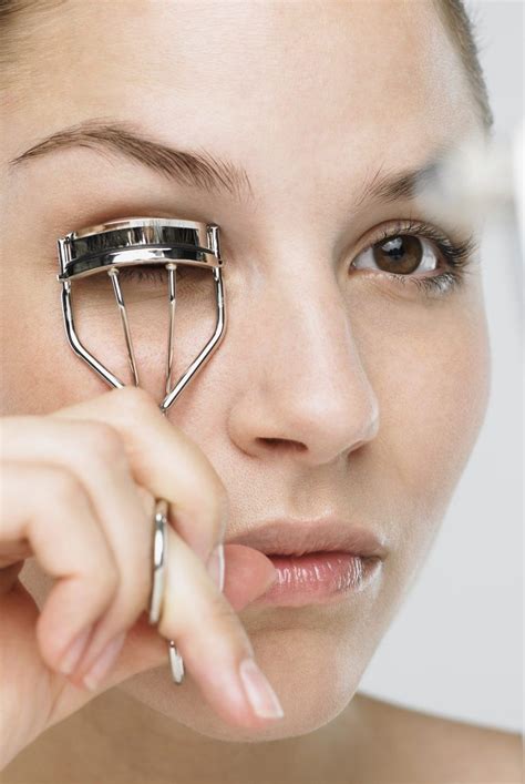 This Is How To Use An Eyelash Curler The Right Way Artofit
