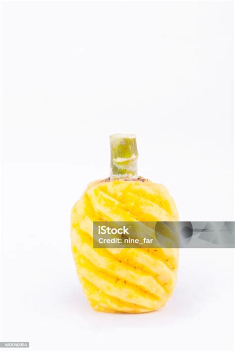 Nanas Kuning Dikupas Pada Latar Belakang Putih Makanan Buah Nanas Sehat Terisolasi Foto Stok