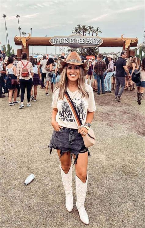 10 Cute And Chic Country Concert Outfits Ideas