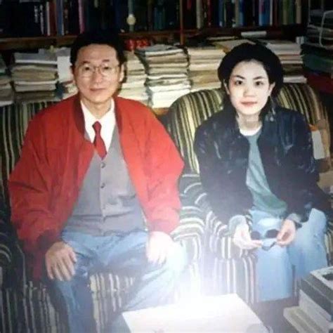 王菲同父母合影罕见曝光，爸爸儒雅妈妈高贵，一家四口开心吃西餐香港