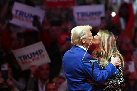 Melania Trumps Awkward Kiss With Donald Trump Has People Cringing