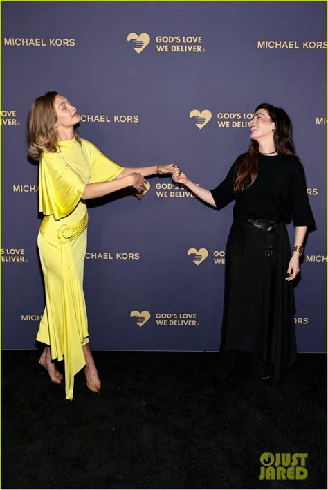 Anne Hathaway Shares Hugs With Audra Mcdonald And Gigi Hadid At Golden