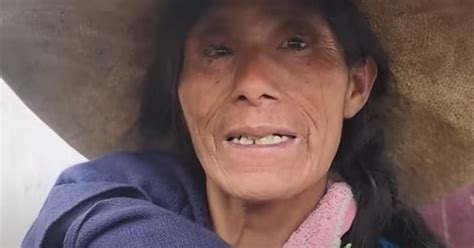 La Libertad Mujer Tiene Que Caminar Por 3 Horas Para Poder Vender Sus