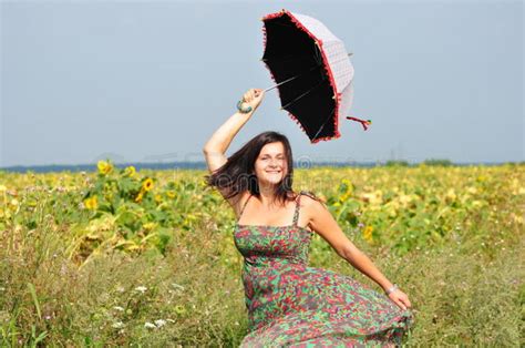 30秒高清图片 雨伞女孩 雨伞女孩图片免费下载 5123908980 千图网pro