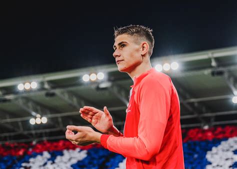 Derfor Har Eivind Helland Vært Tema På Brann Kapteinens Hotellrom