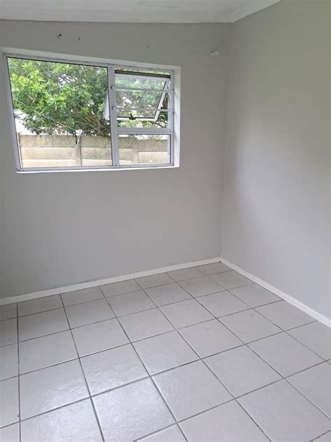 Rowallan Park Flatlet With Big Front And Backyard