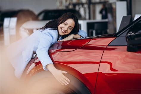 Mujer Abrazando Su Auto Rojo Nuevo Foto Premium