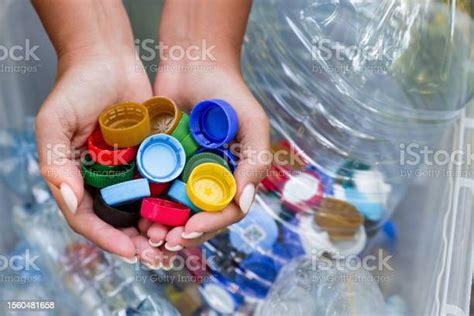 여성의 손은 재활용 및 환경 보전 재사용 쓰레기 처리를 위해 플라스틱 병의 뚜껑을 잡습니다 플라스틱 쓰레기의 행성을 청소하십시오 0명에 대한 스톡 사진 및 기타 이미지