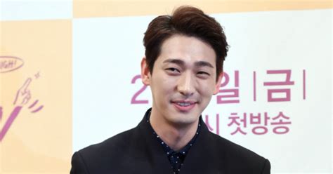 포토 리갈하이 윤박 쑥스러운 미소