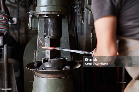 금속 생산 프레스 기계 대장장이 노동자 및 철강 주조소 제조 산업 산업 장비 도구 및 뜨거운 철 주조 개방 다이 단조 및 형상 형성 공정 20 24세에 대한 스톡 사진 및