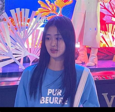 님들 사진과 닮은 배우 좀 알려주세요 닮은꼴 찾기하려는데 안되서 여기에다 글 올립니다 참고로 사진 속 인물은 Av 배우가 아닙니다 꼭 비슷하게 생긴 사람으로 알려주세요