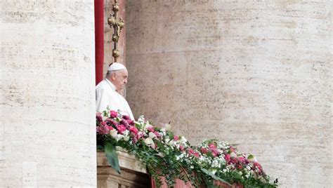 Pope Overcomes Health Concerns To Preside Over Easter Mass